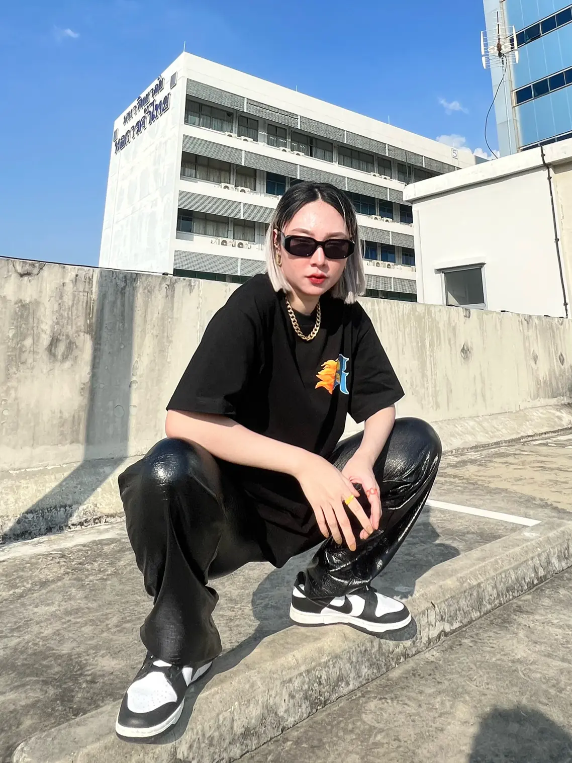 All Black ด้วยเสื้อยืดง่ายๆ แต่เท่ 🖤 | แกลเลอรีที่โพสต์โดย Snux.SN | Lemon8