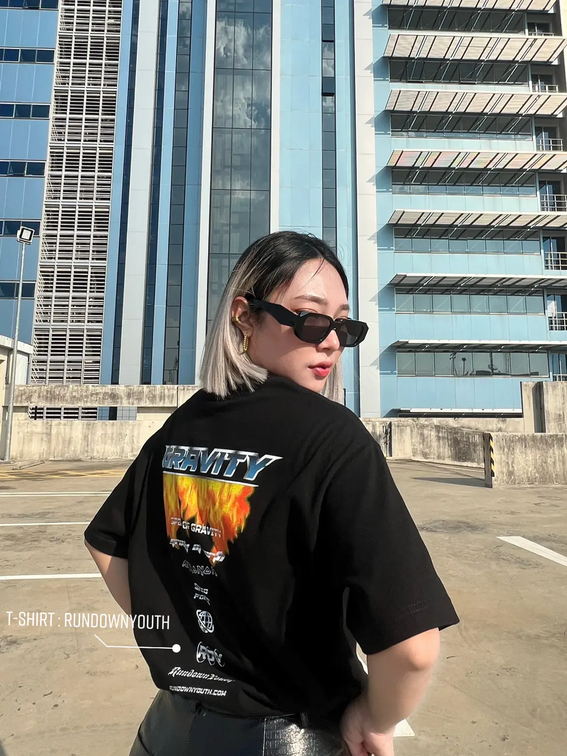 All Black ด้วยเสื้อยืดง่ายๆ แต่เท่ 🖤 | แกลเลอรีที่โพสต์โดย Snux.SN | Lemon8