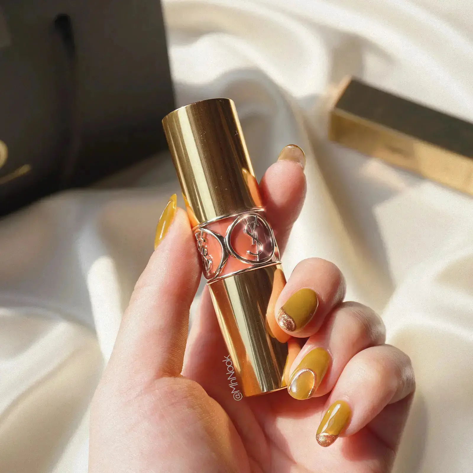 สีหลวยจริง! แท่งที่ 4 แล้วกับลิป Ysl Rouge Volupte Shine | แกลเลอรีที่โพสต์โดย MhNook | Lemon8