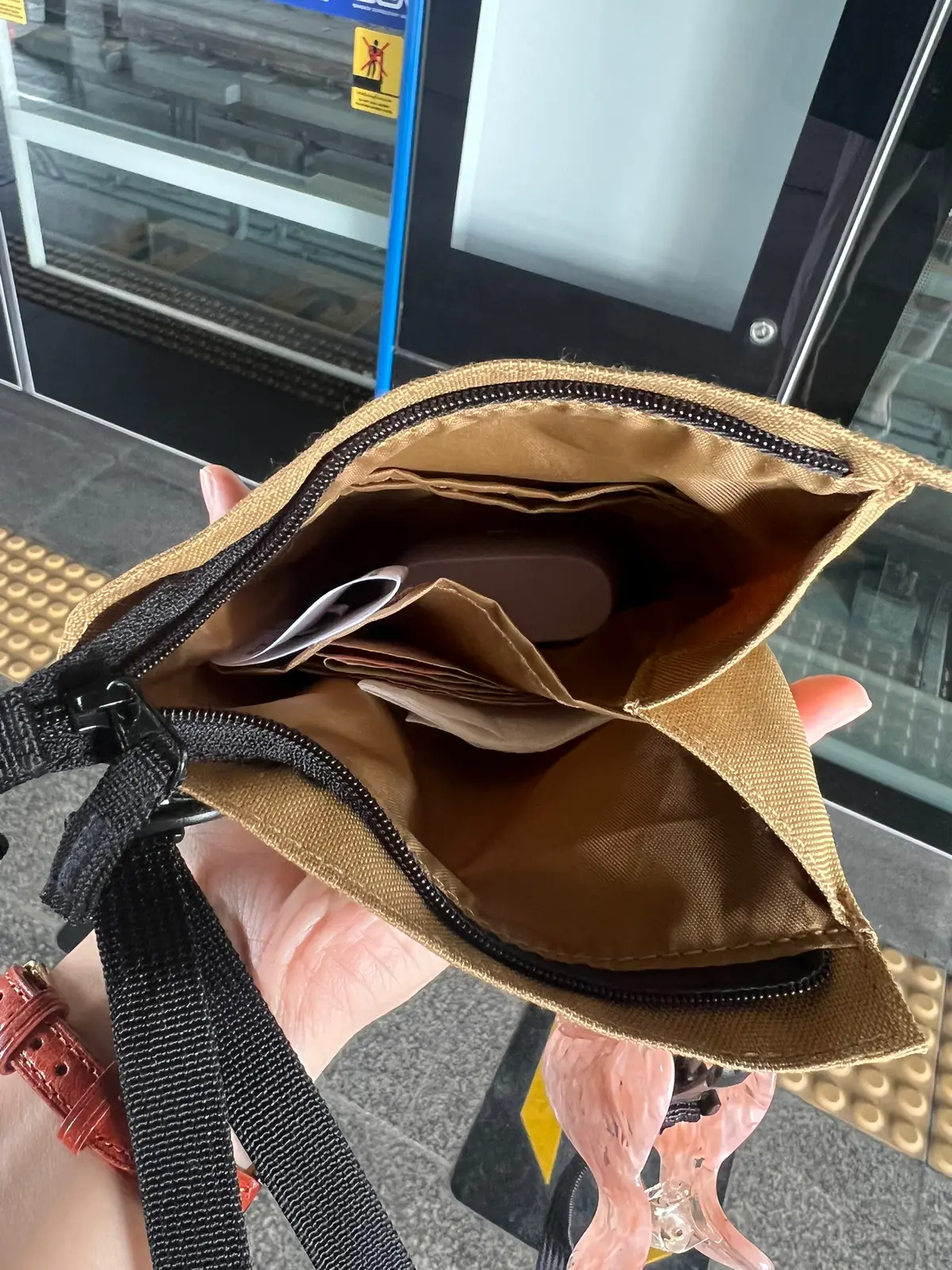 รีวิว Phone case ของ Muji 🚇 | แกลเลอรีที่โพสต์โดย Kao | Lemon8