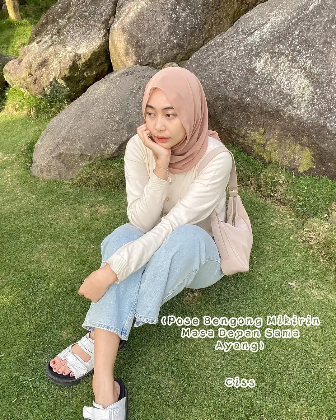 IDE POSE DIFOTOIN SAMA AYANG SAMBIL DUDUK DIRUMPUT | Galeri diposting oleh OotdDaily.idn | Lemon8